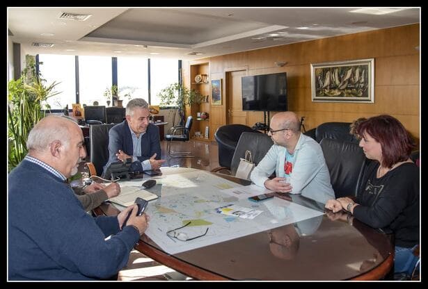 Συζητώντας με τους γονείς του Ειδικού Δημοτικού Σχολείου Νίκαιας-Αγ. Ι ...